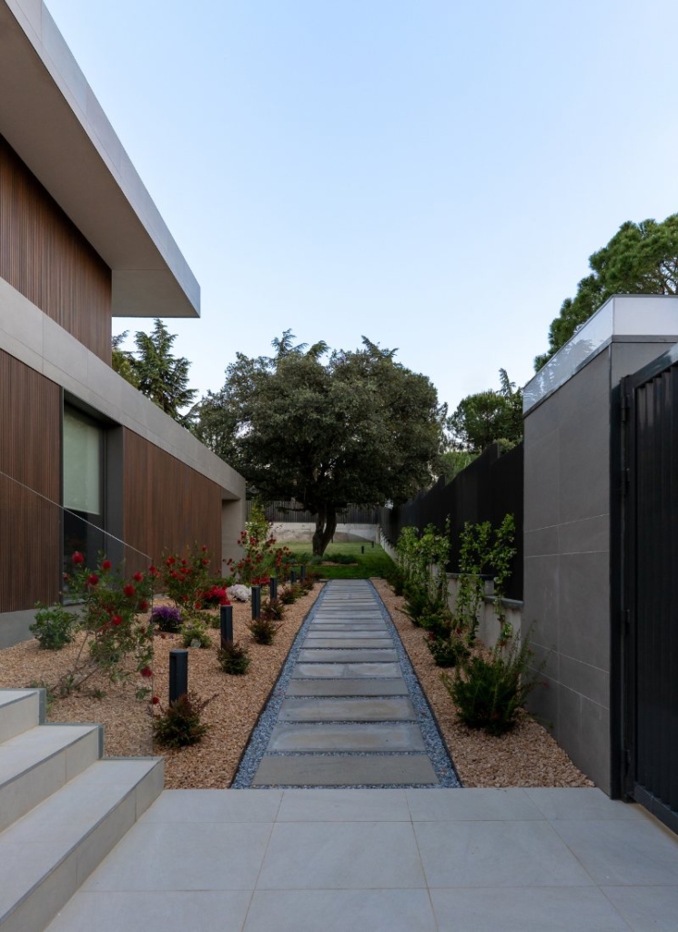 L-shaped house in Madrid, contemporary architectur • Modular house
