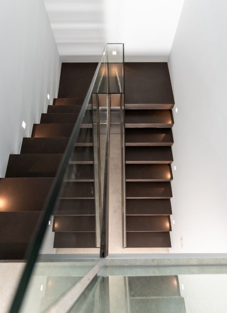 High tech modular house in Alicante - Illuminated overhangs in inHAUS